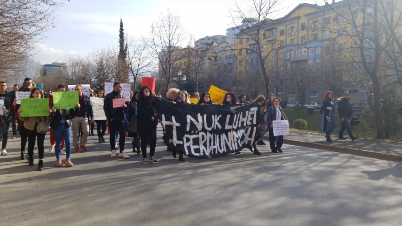 Dhuna seksuale në shkolla, shoqëria civile protestë para Ministrisë së ... Dhuna seksuale në shkolla, shoqëria civile protestë para Ministrisë së ...