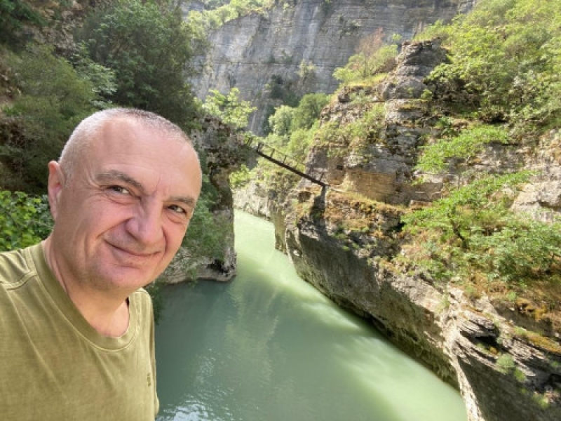 Presidenti Meta publikon foton nga ‘Kolorado’ e Zabërzanit, fton ... Presidenti Meta publikon foton nga ‘Kolorado’ e Zabërzanit, fton ...
