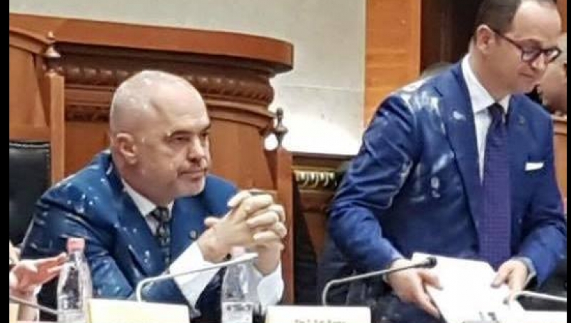 Klevis Balliu i hedh miell në fytyrë Ramës, vjen hakmarrja komuniste e ... Klevis Balliu i hedh miell në fytyrë Ramës, vjen hakmarrja komuniste e ...