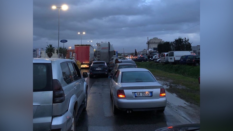 Ja trafiku që krijoi bllokimi i rrugëve për Vuçiçin Ja trafiku që krijoi bllokimi i rrugëve për Vuçiçin